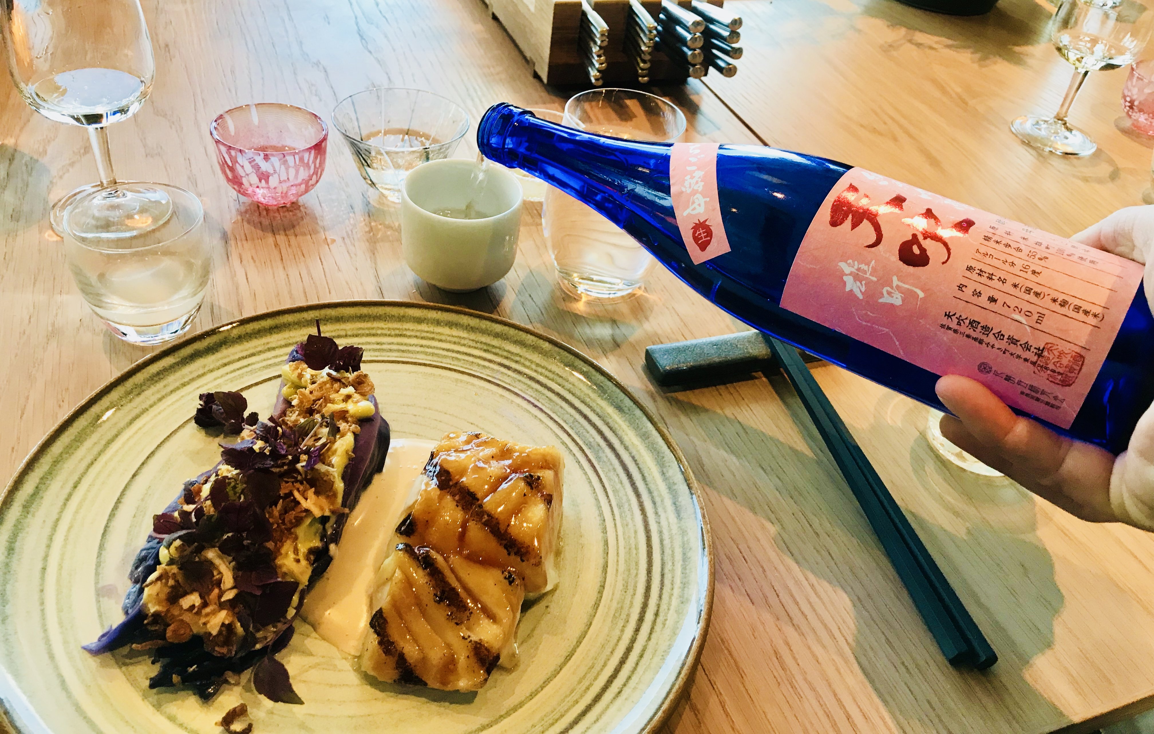 Provning av Sake på Tak med Dewazakur Sake Brewery