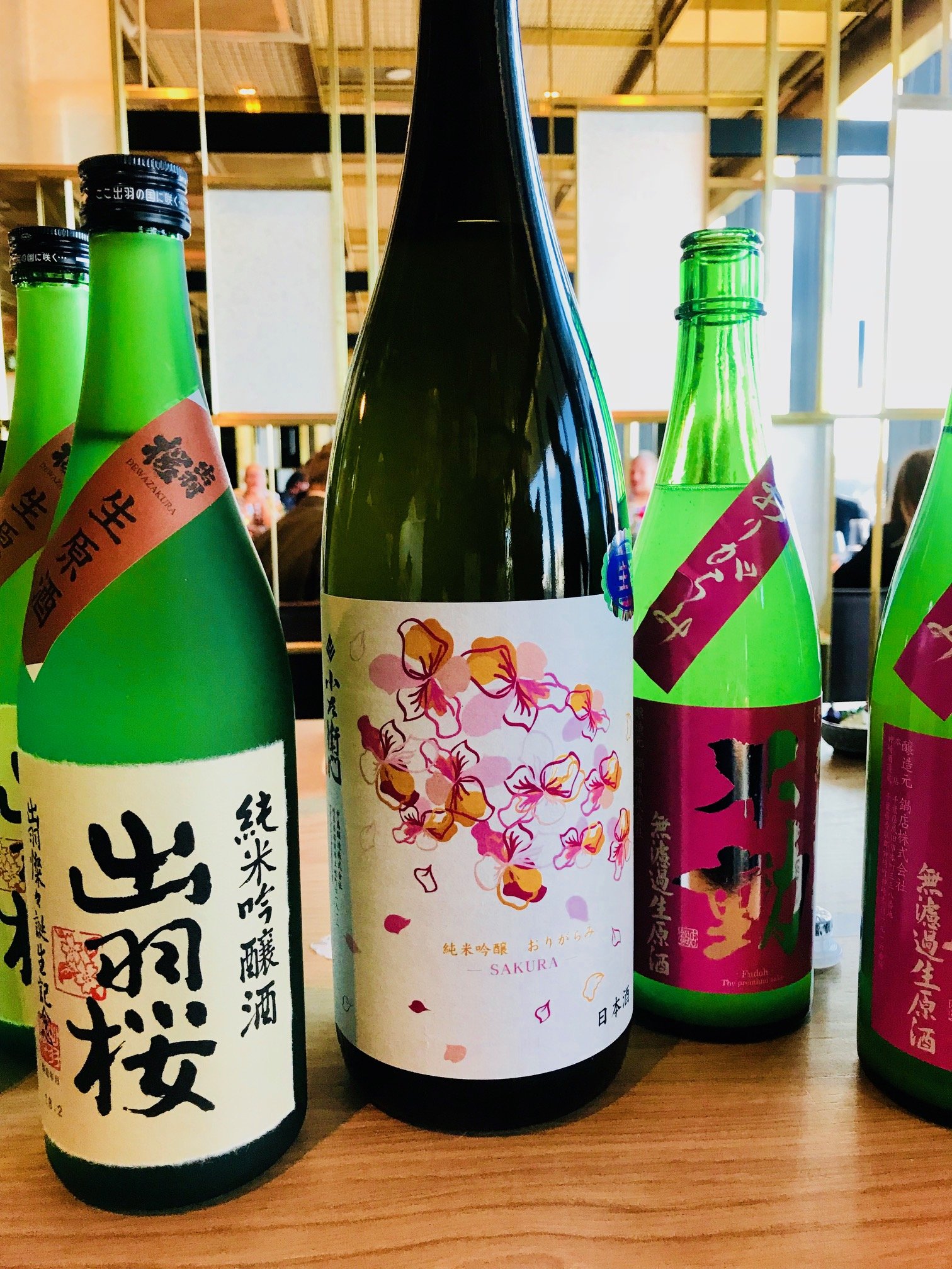 Provning av Sake på Tak med Dewazakur Sake Brewery