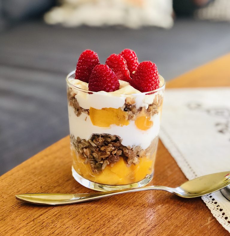 Enkel dessert med yoghurt, persika och müsli - MatMalin.se