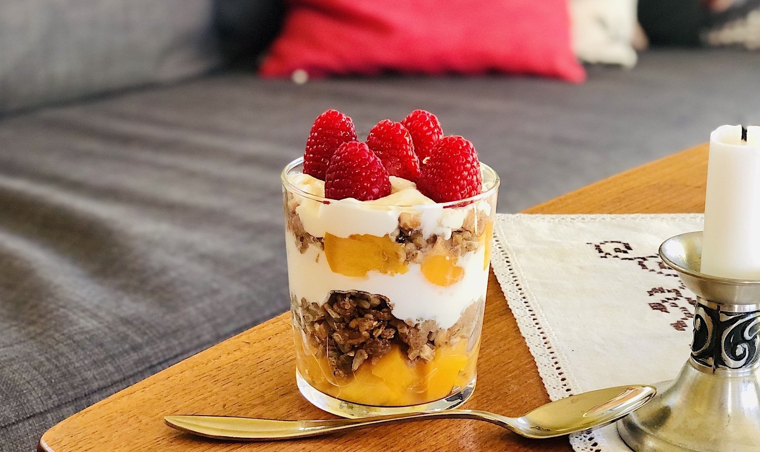 Enkel dessert med yoghurt, persika och müsli - MatMalin.se