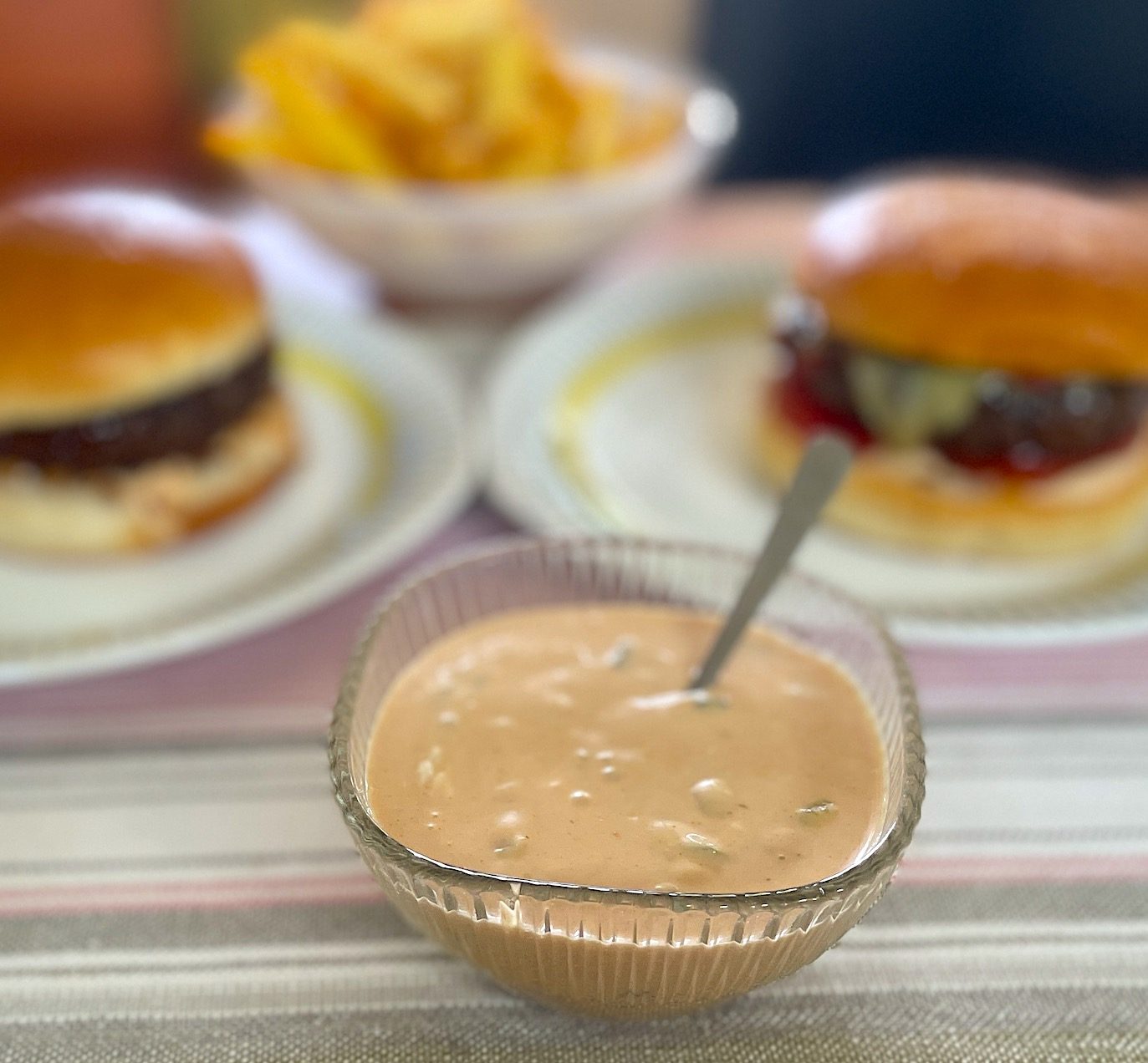 Hemmagjord hamburgerdressing – klar på 5 minuter - MatMalin.se